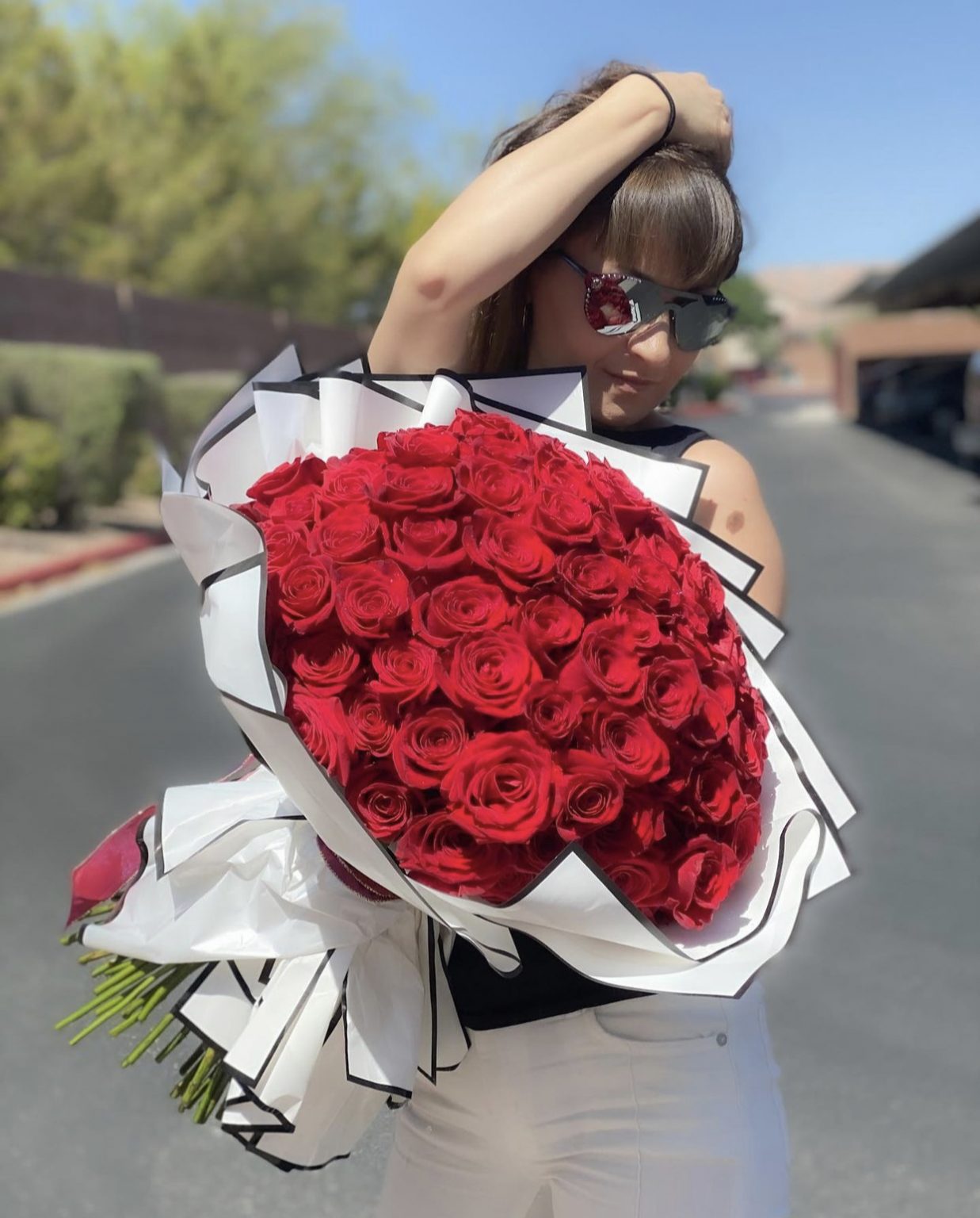 100 Red roses bouquet – Purple Violet